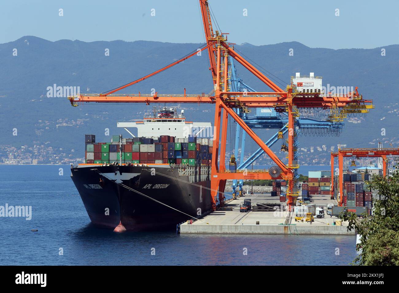 Offloading cargo port oregon hi-res stock photography and images - Alamy