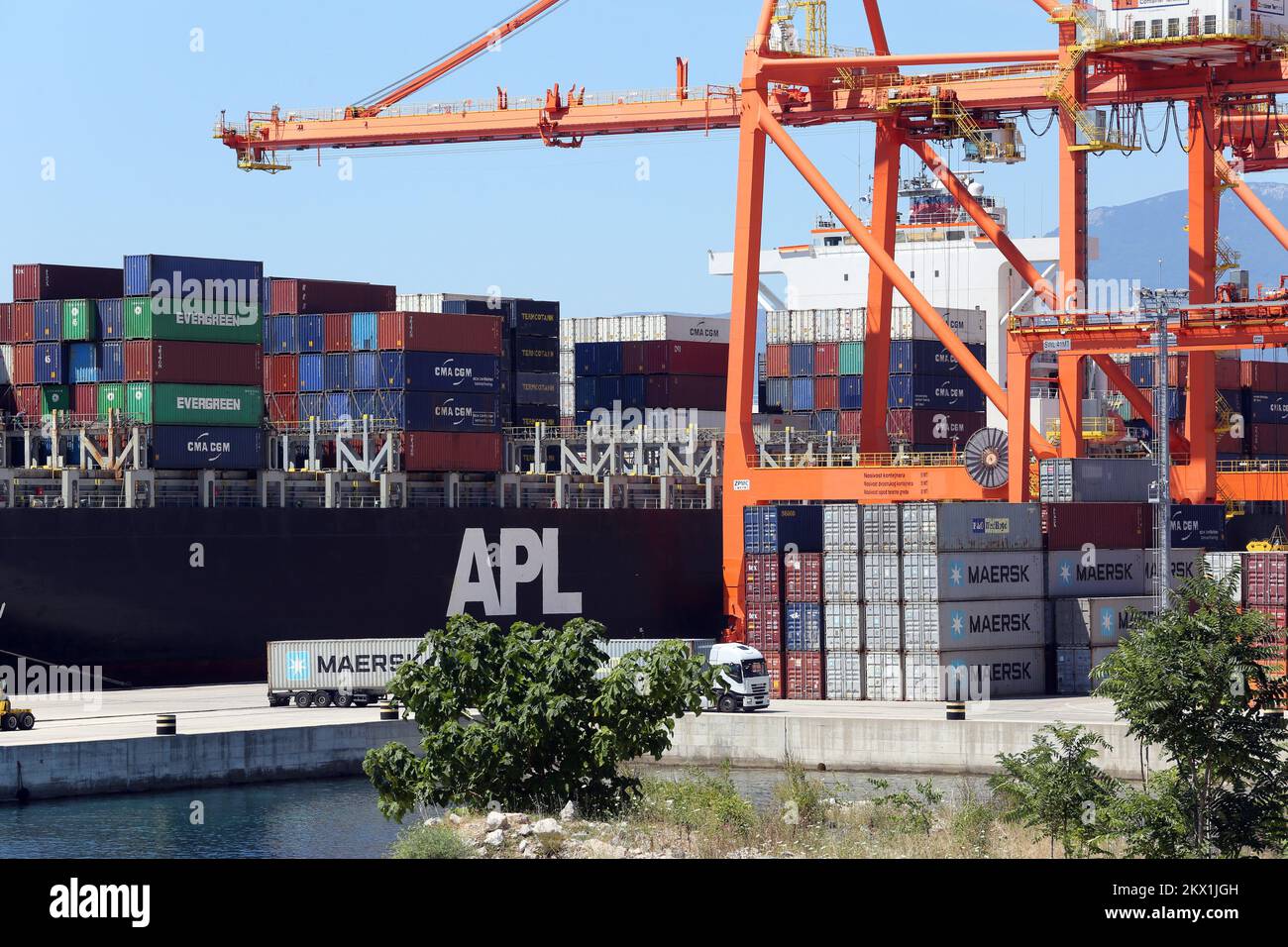 Offloading cargo port oregon hi-res stock photography and images - Alamy