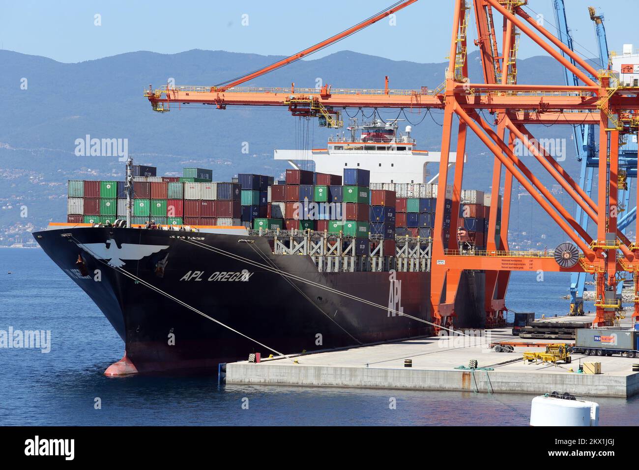 Offloading cargo port oregon hi-res stock photography and images - Alamy