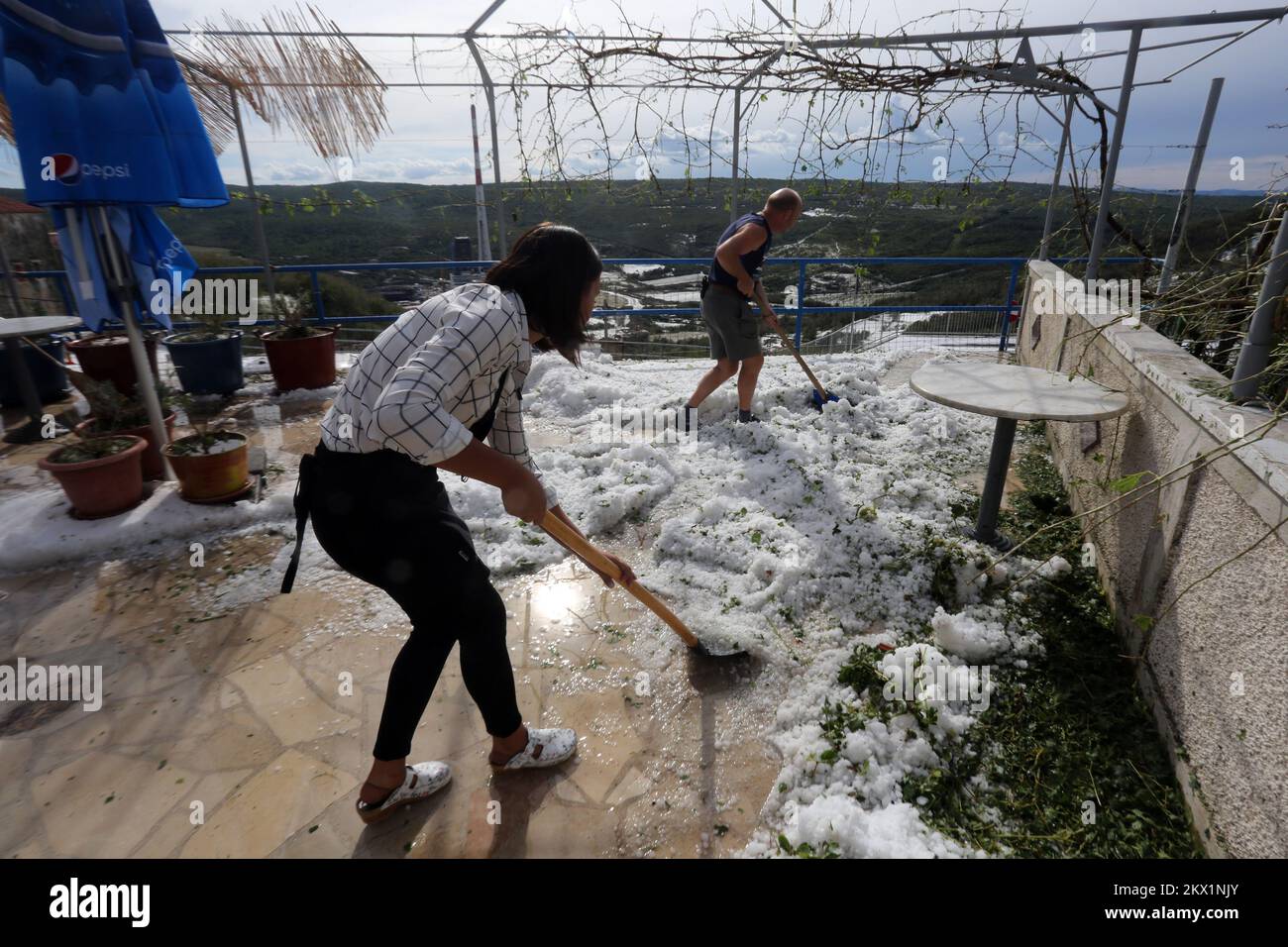 Sleet ice pellets hi-res stock photography and images - Alamy