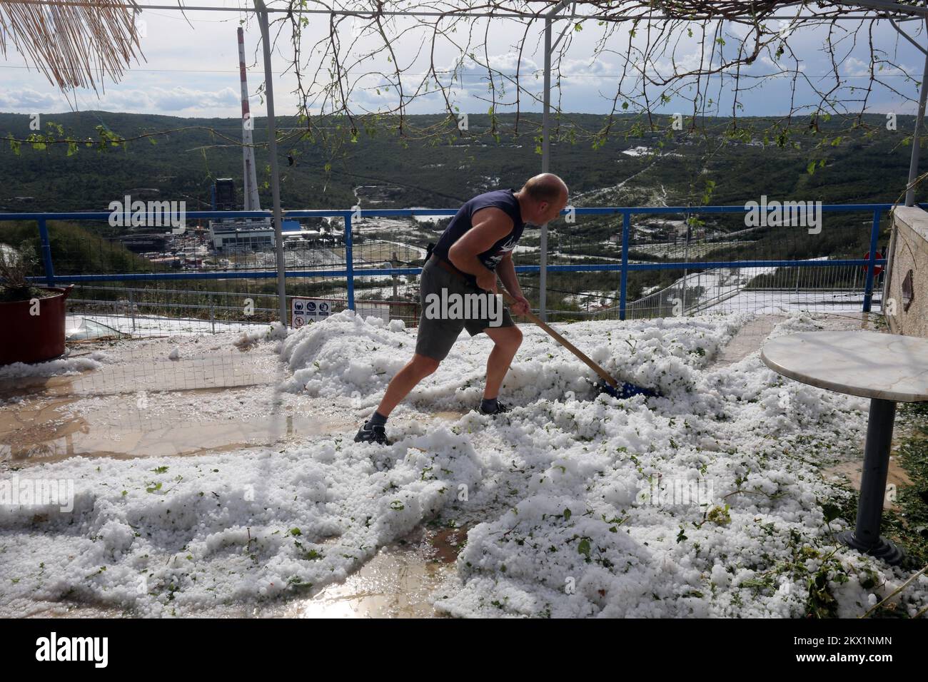 Sleet ice pellets hi-res stock photography and images - Alamy