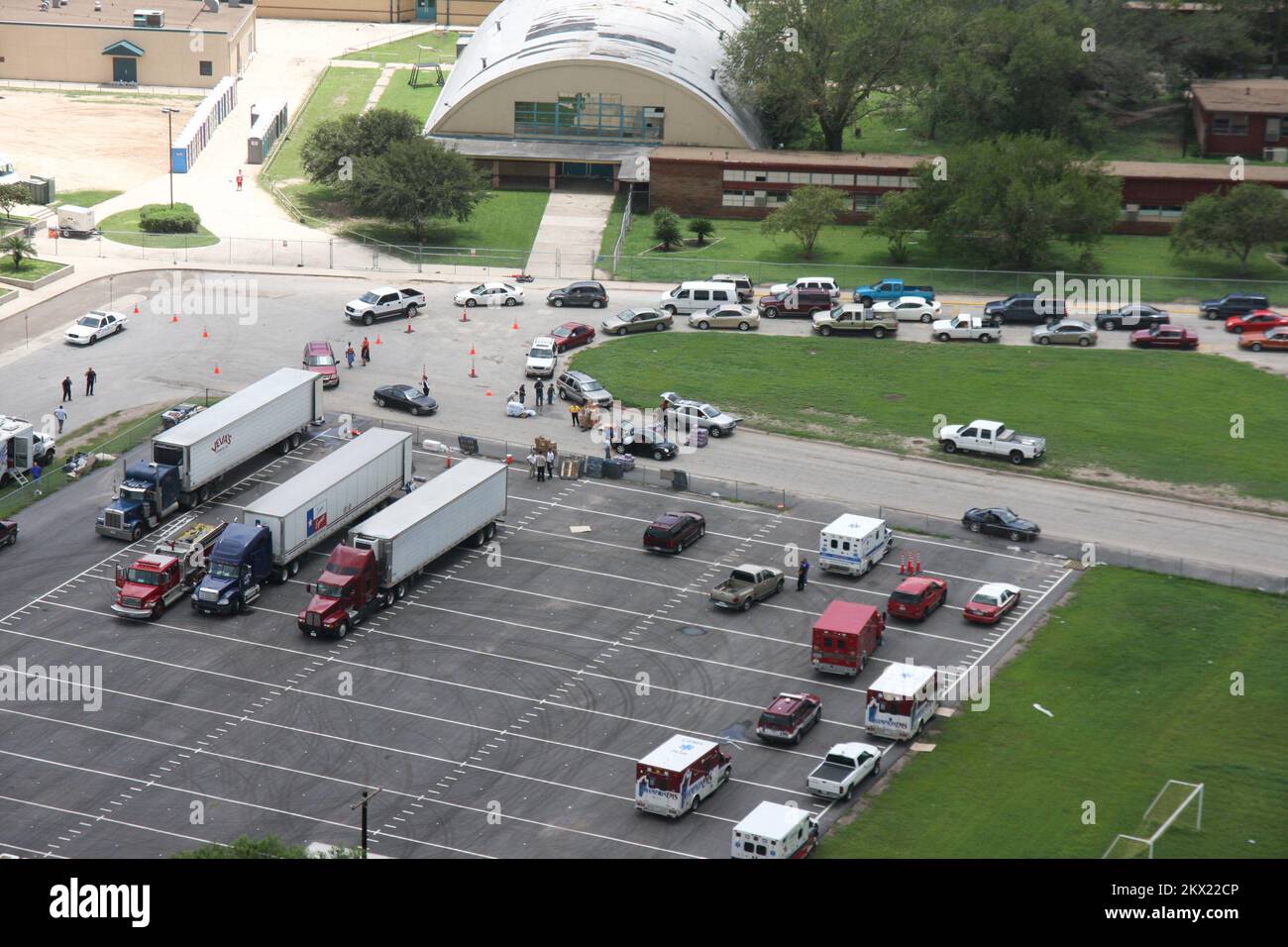 Cars line up volunteers hi-res stock photography and images - Alamy