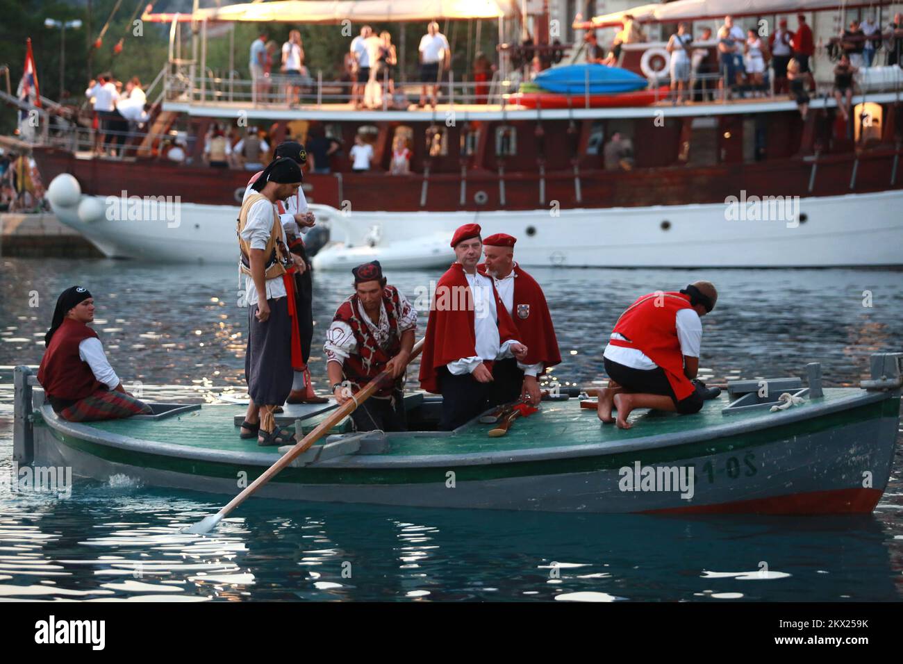 Ships that pass in the night hi-res stock photography and images - Alamy