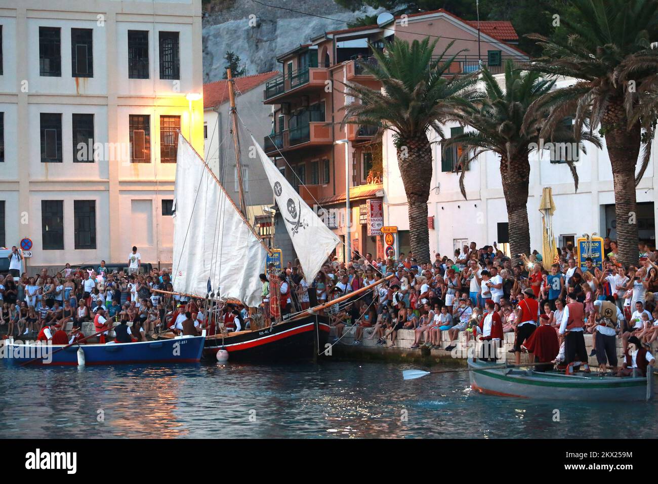 14th century pirates hi-res stock photography and images - Alamy