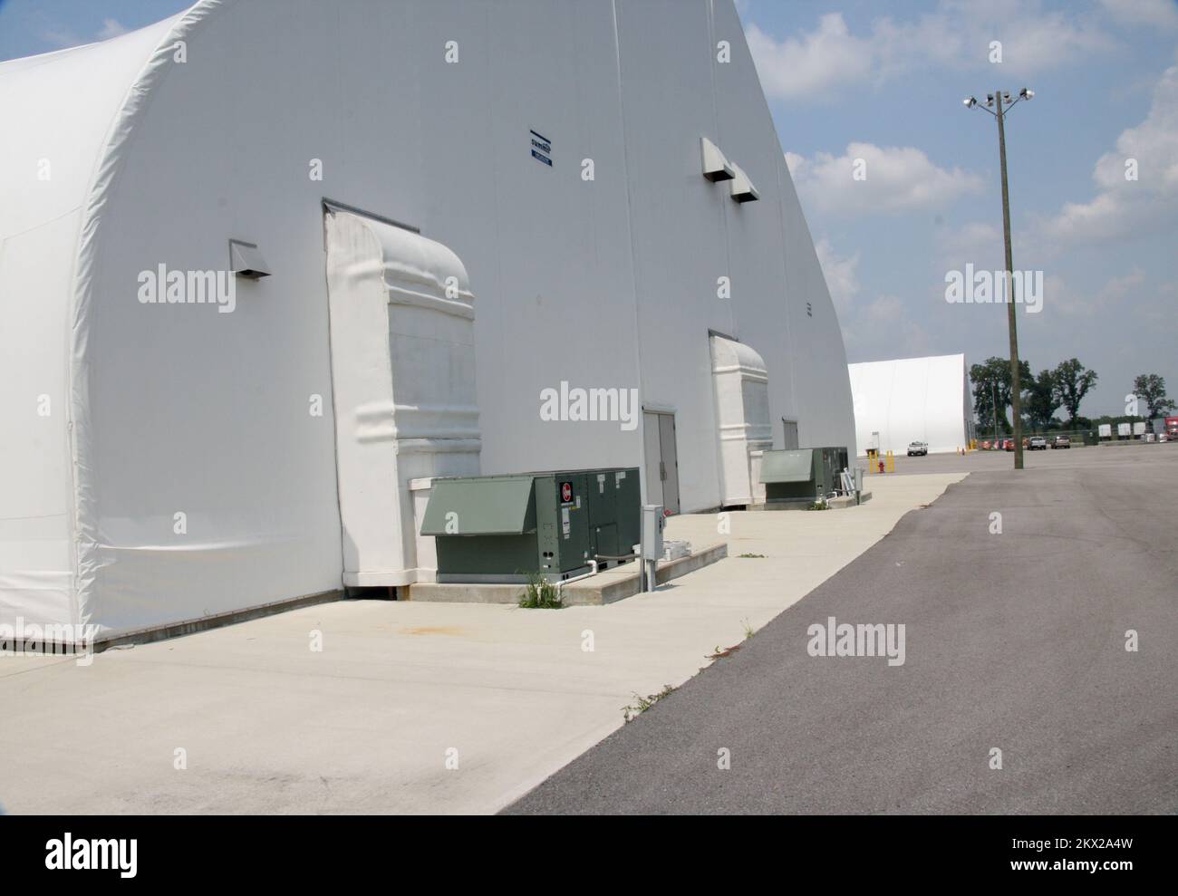 Emergency shelter cots hi-res stock photography and images - Alamy