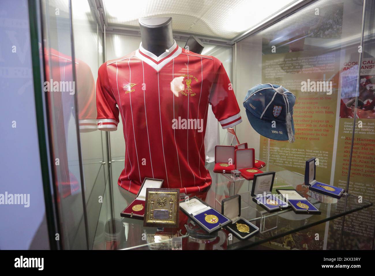 Steven gerrard liverpool fc anfield hi-res stock photography and images ...