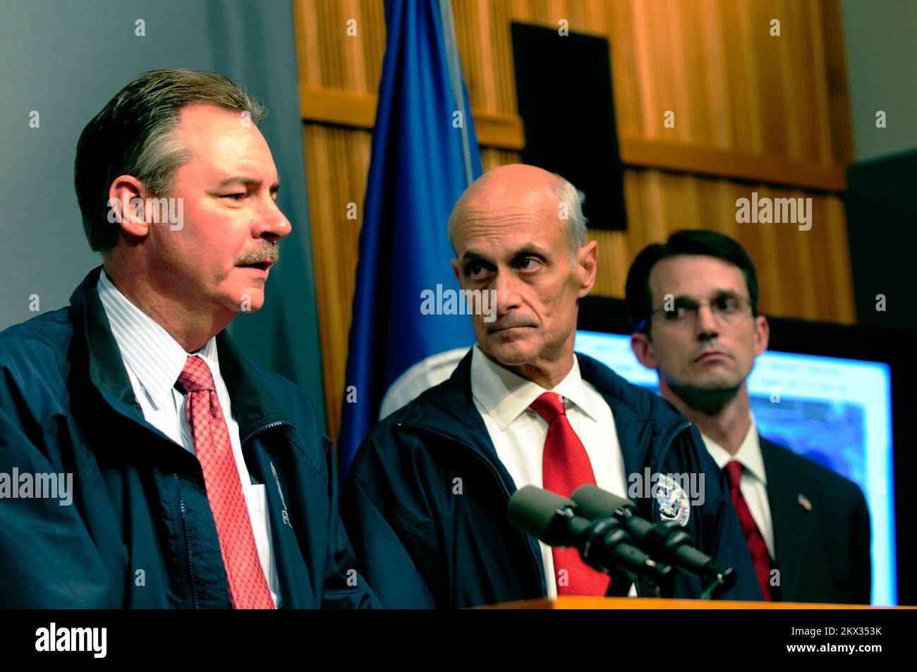 Dhs secretary michael chertoff hi-res stock photography and images - Alamy