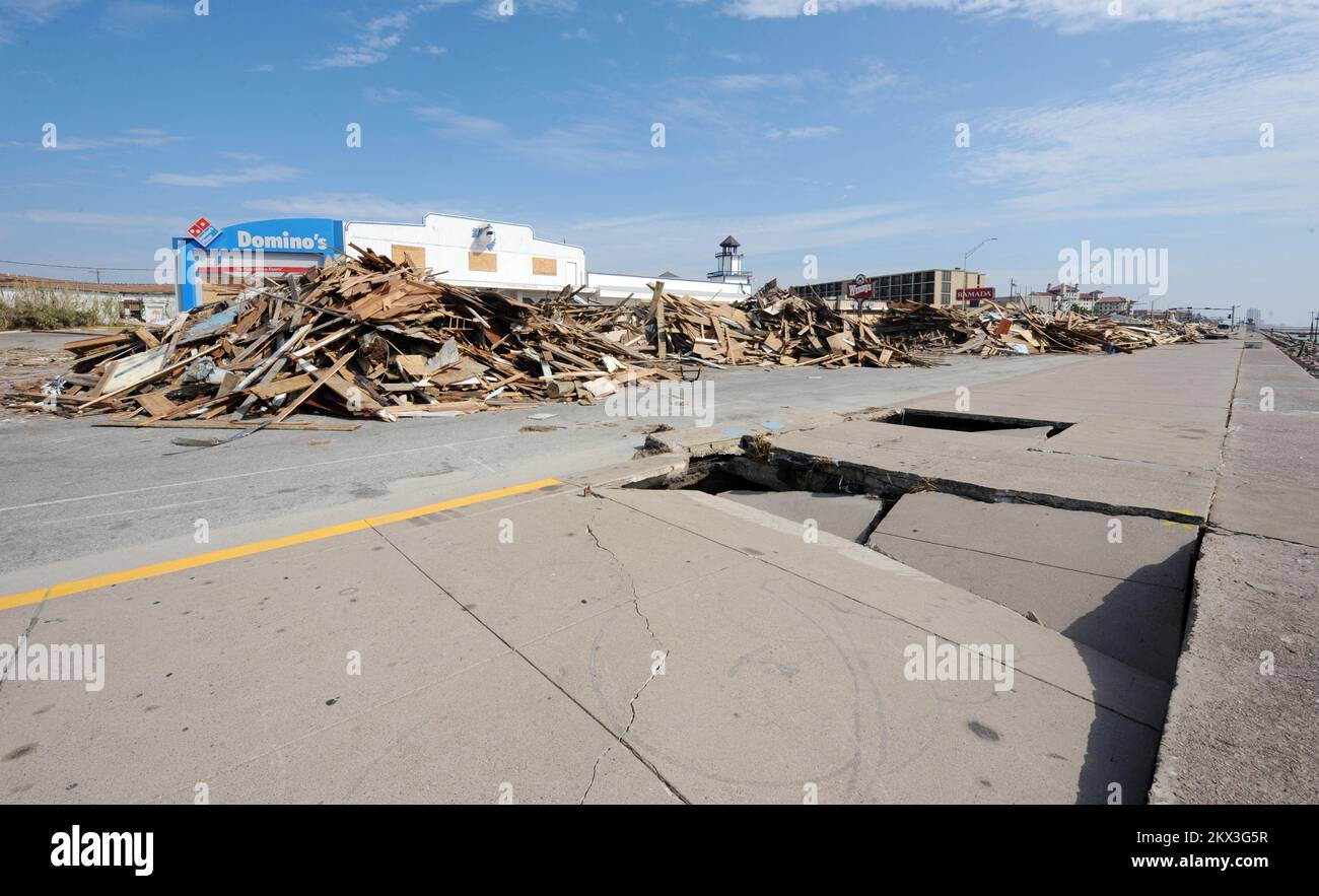 Hurricane Ike, Gavlveston Island, TX, September 17, 2088 Debris piles ...
