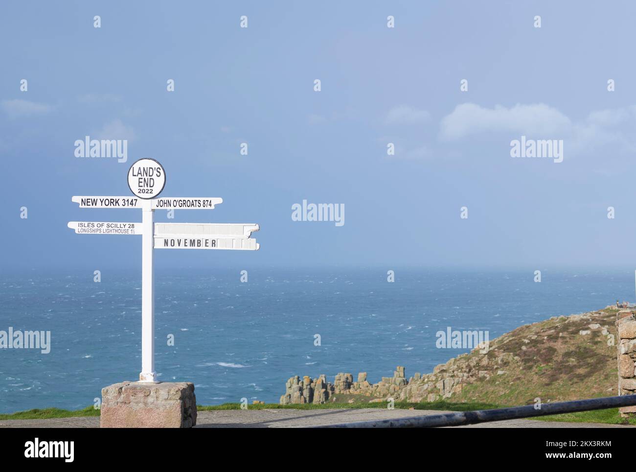 Lands end sign signpost sea land hi-res stock photography and images ...