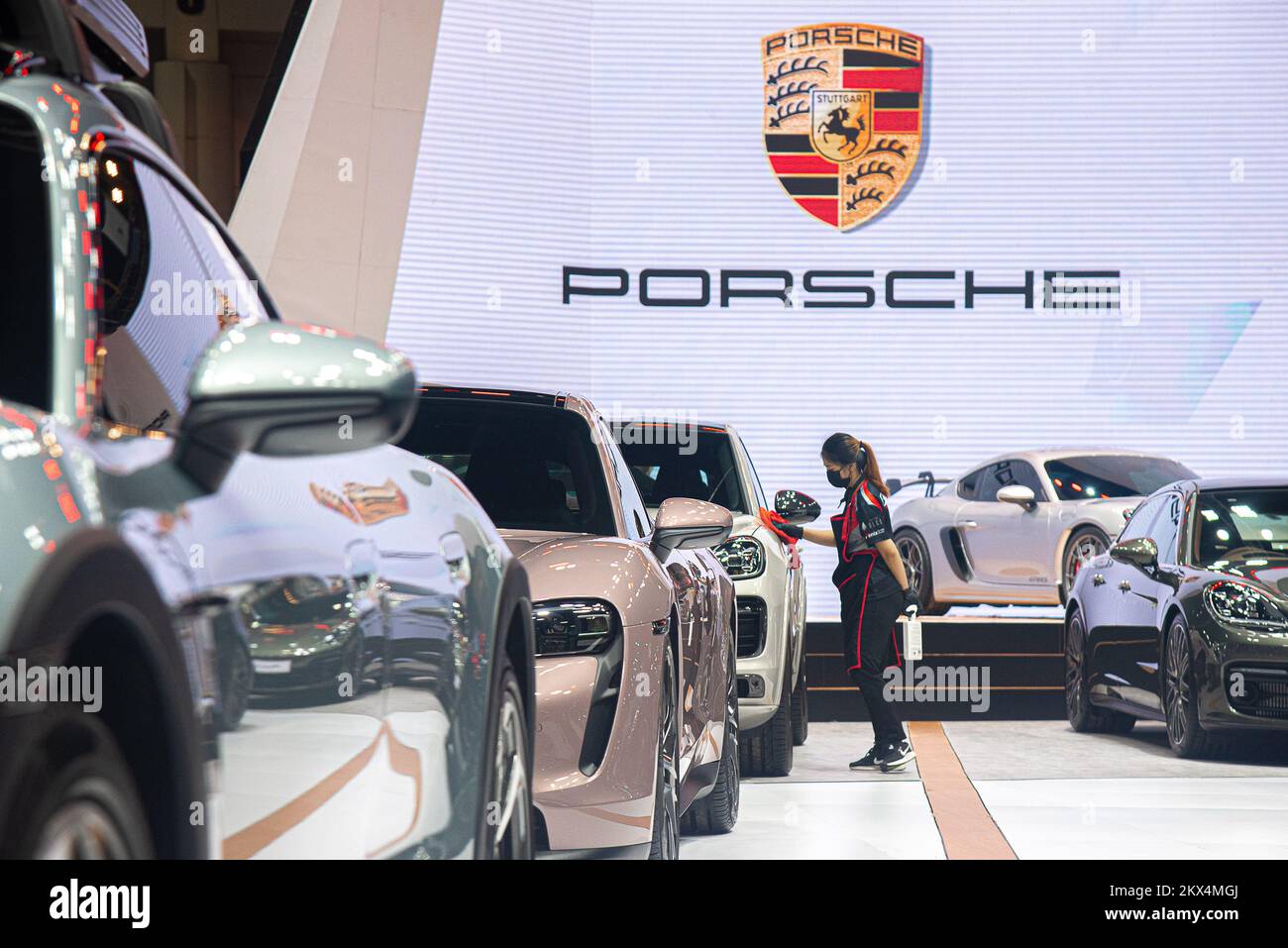 Cleaning porsche hi-res stock photography and images - Alamy