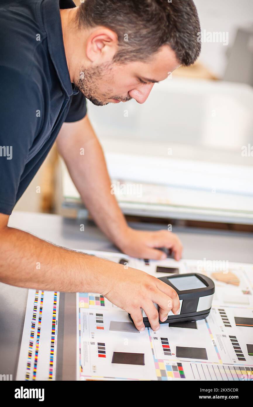 X-Rite handheld spectrophotometer verify color patches, modern press ...