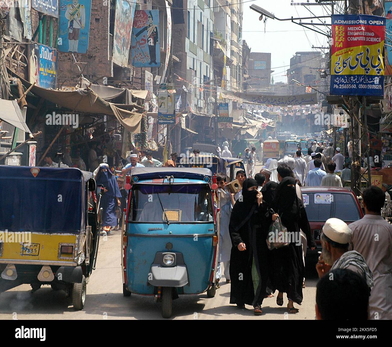Peshawar, Khyber Pakhtunkhwa / Pakistan: Crowds of people in a busy ...