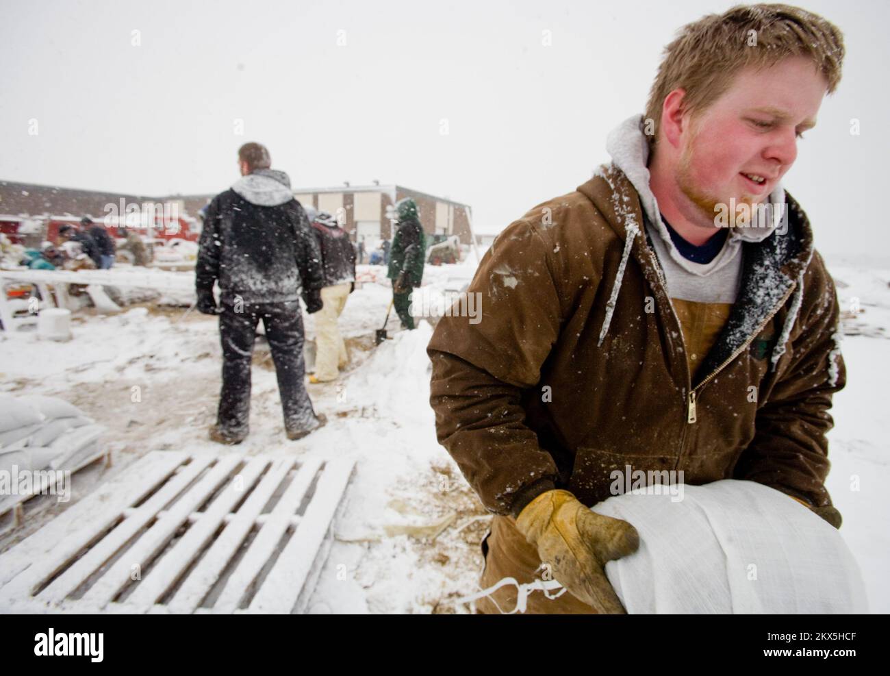 Flooding Winter Storm - Moorhead, Minn. , March 30, 2009 Volunteers set ...