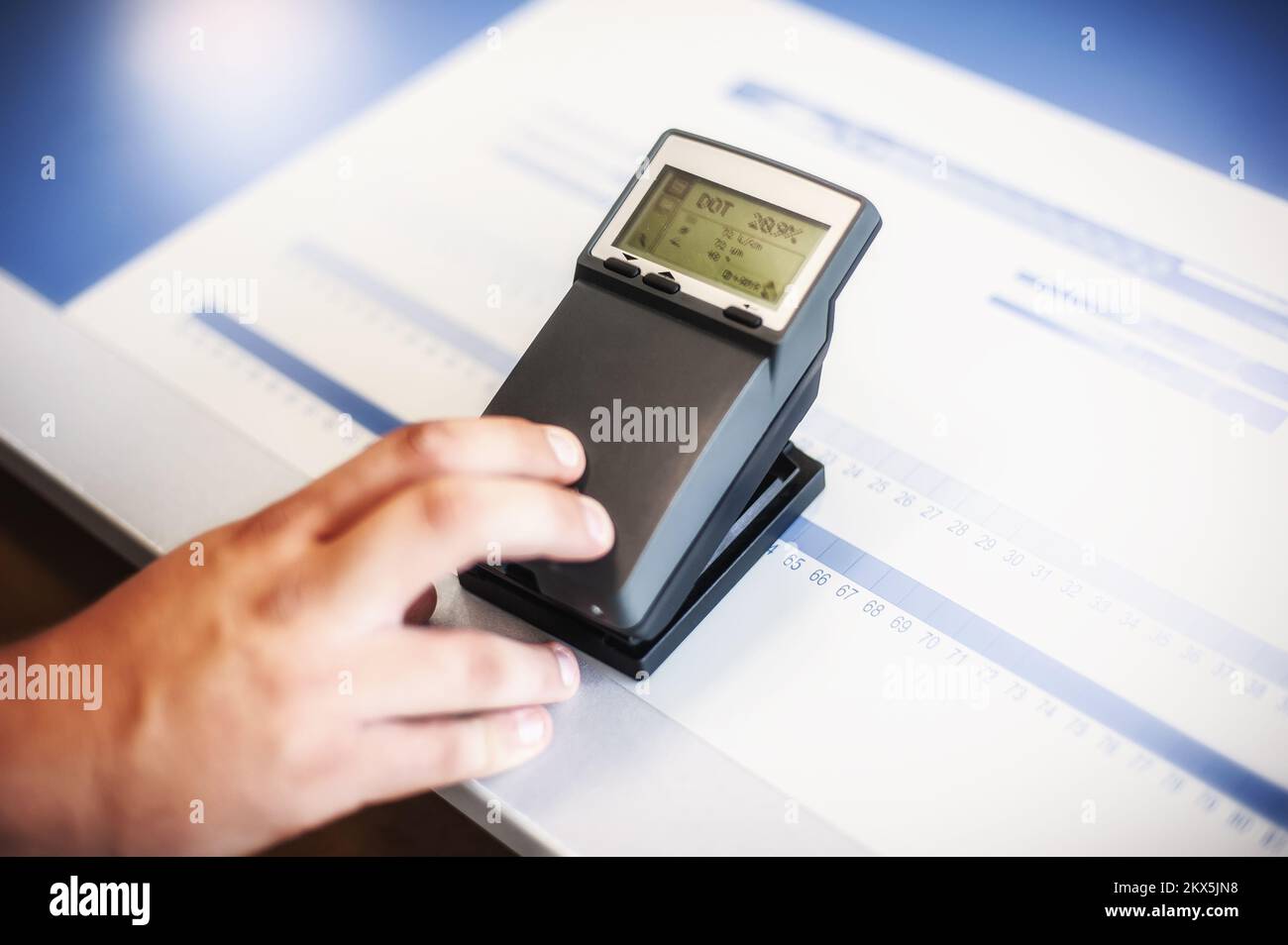 X-Rite handheld spectrophotometer verify color patches, modern press ...