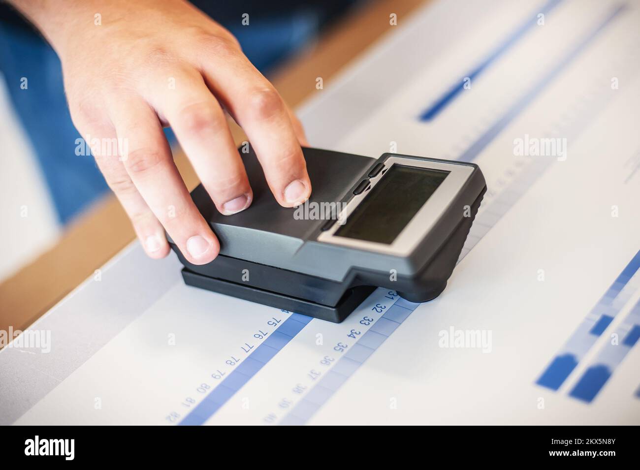 X-Rite handheld spectrophotometer verify color patches, modern press ...