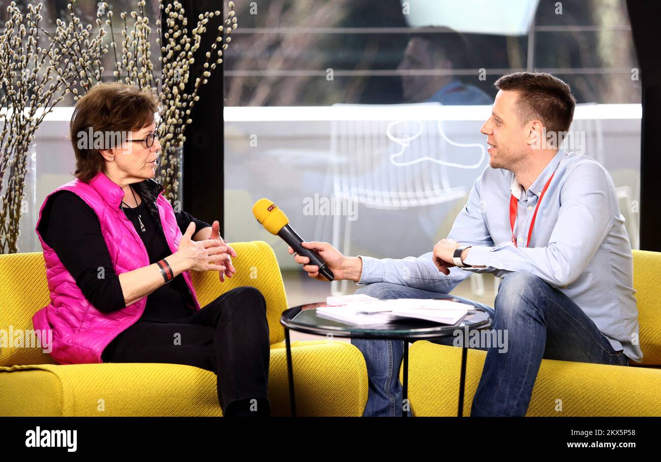 Susan bennett siri hi-res stock photography and images - Alamy