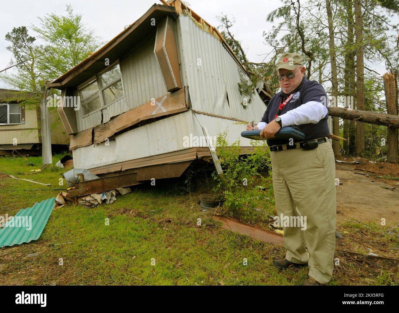 Tornado damage mobile home park hi-res stock photography and images - Alamy