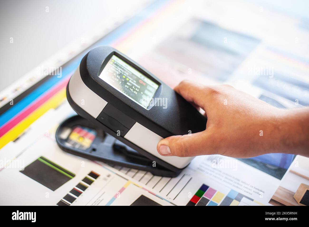 X-Rite handheld spectrophotometer verify color patches, modern press ...
