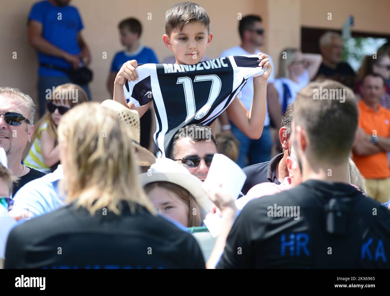 Team football photos hi-res stock photography and images - Alamy