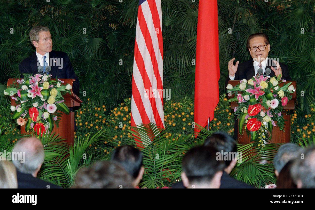 American President George W. Bush (L) and the Chinese President Jiang ...