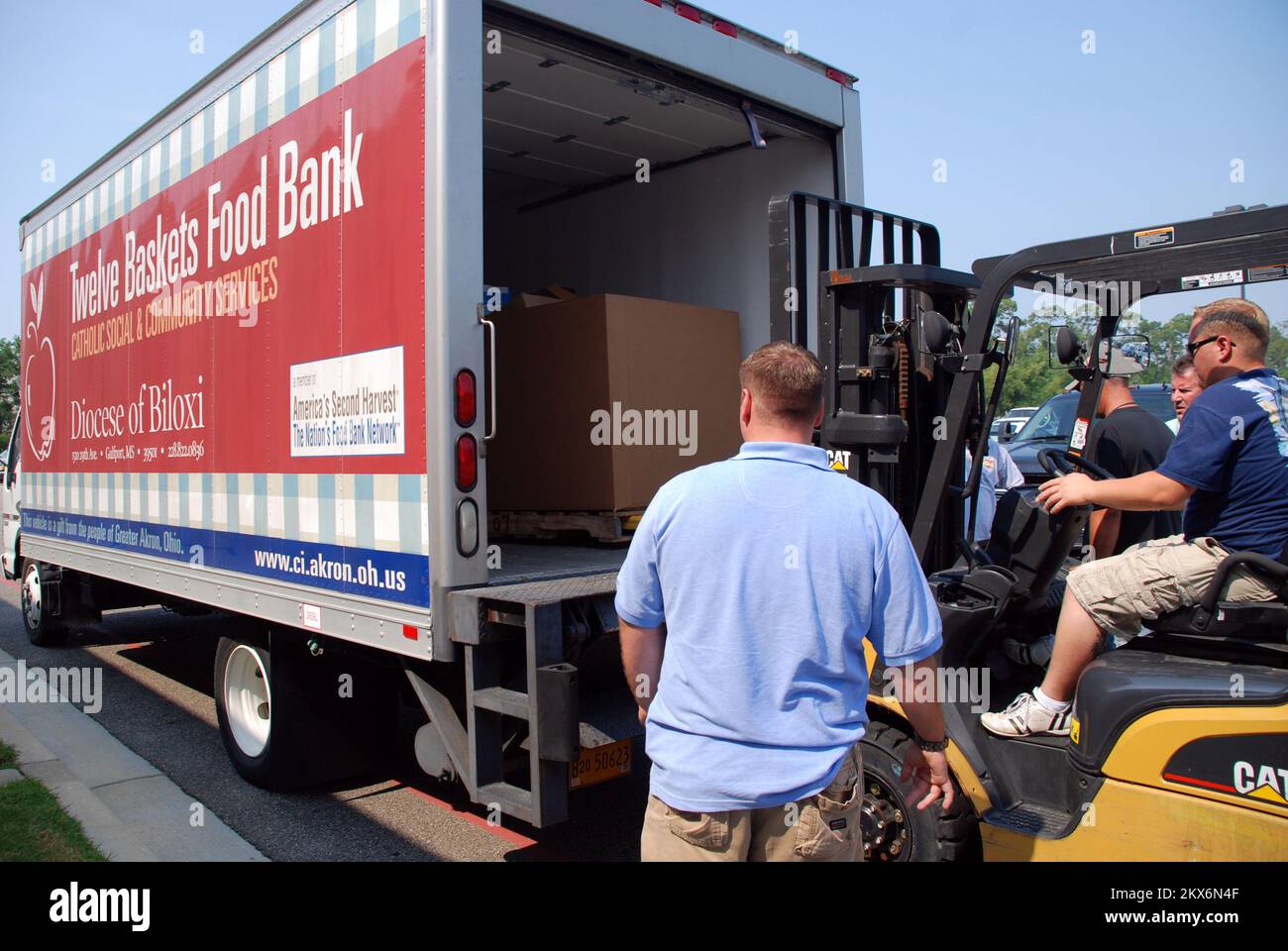 Food bank truck giving hi-res stock photography and images - Alamy