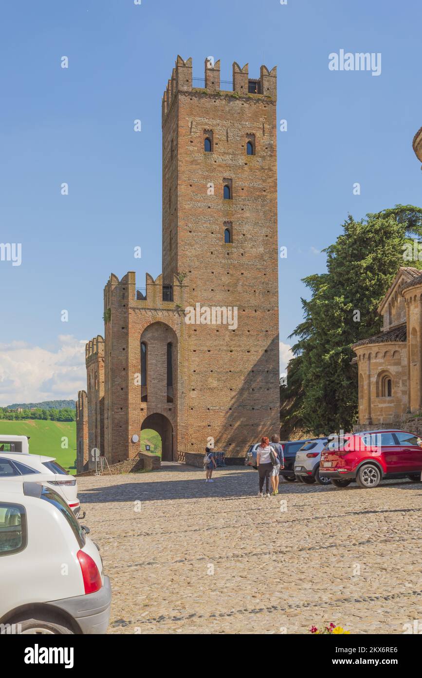 Torre romanica medievale hi-res stock photography and images - Alamy