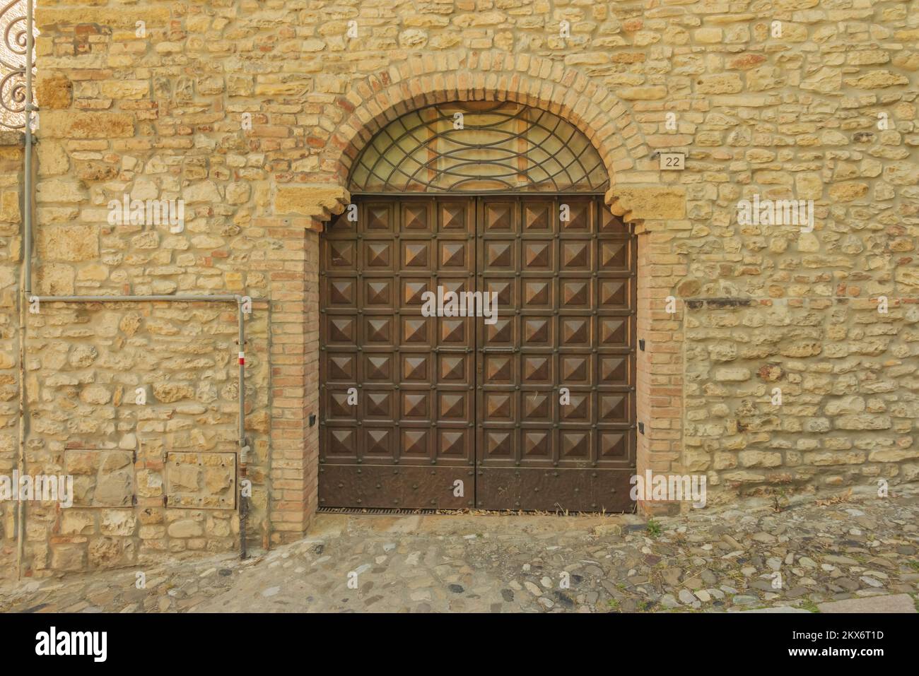 Portone antico hi-res stock photography and images - Alamy
