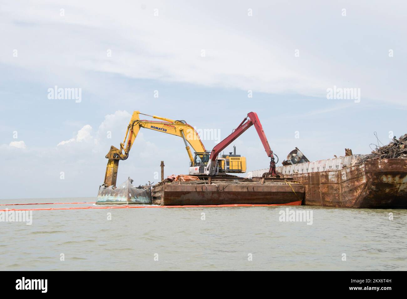 Boat salvage hi-res stock photography and images - Alamy