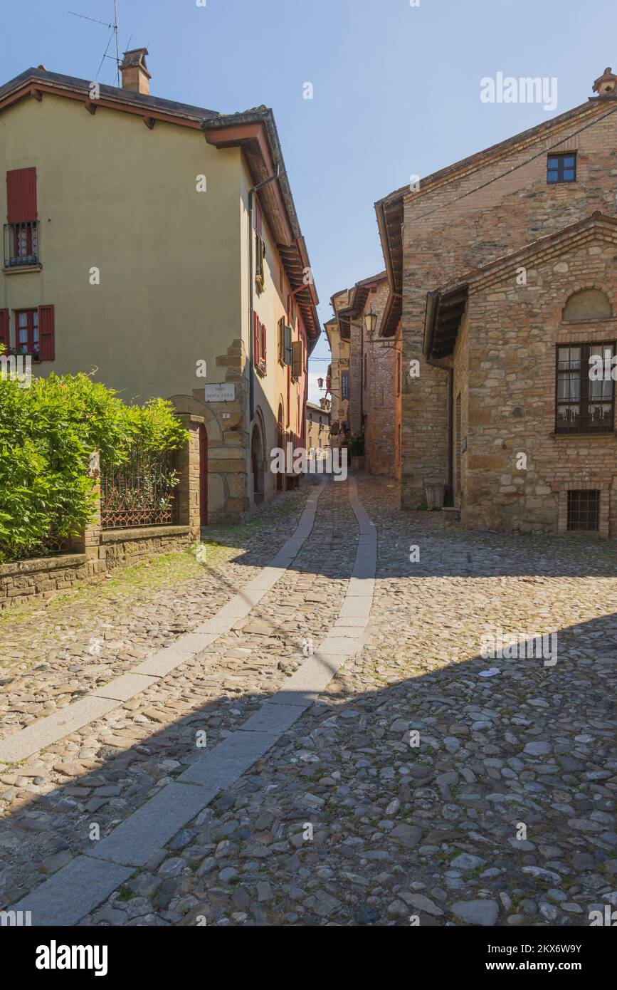 Architettura romanica hi-res stock photography and images - Alamy