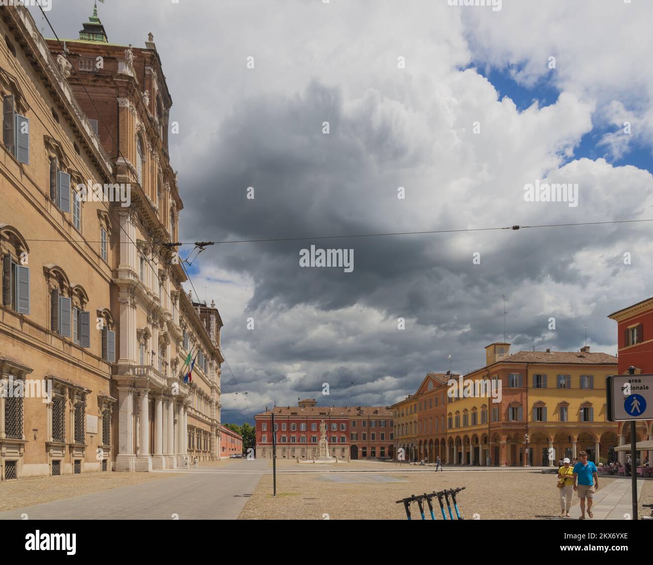 palazzo ducale piazza roma a modena nuvole minacciose Stock Photo - Alamy