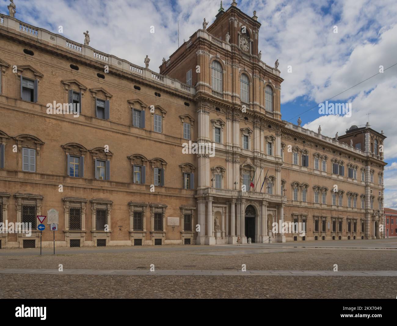 palazzo ducale piazza roma a modena particole Stock Photo - Alamy