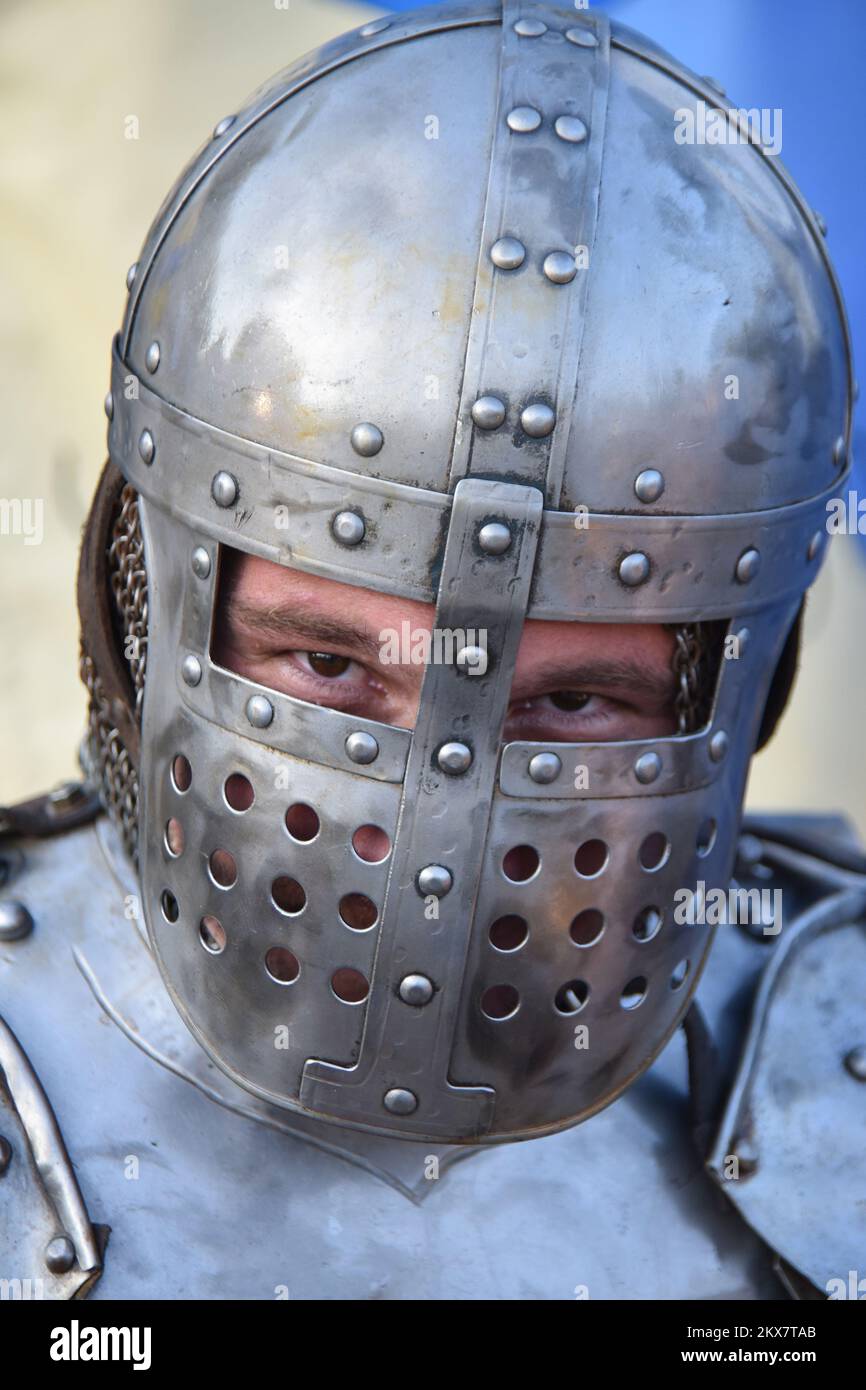 Dunk tank hi-res stock photography and images - Alamy