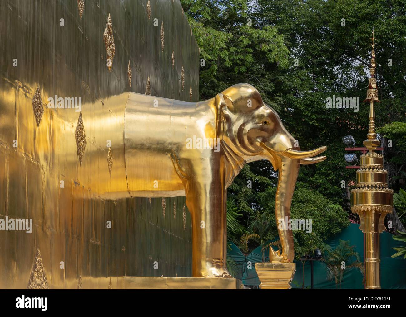 Golden elephant sculpture base hi-res stock photography and images - Alamy