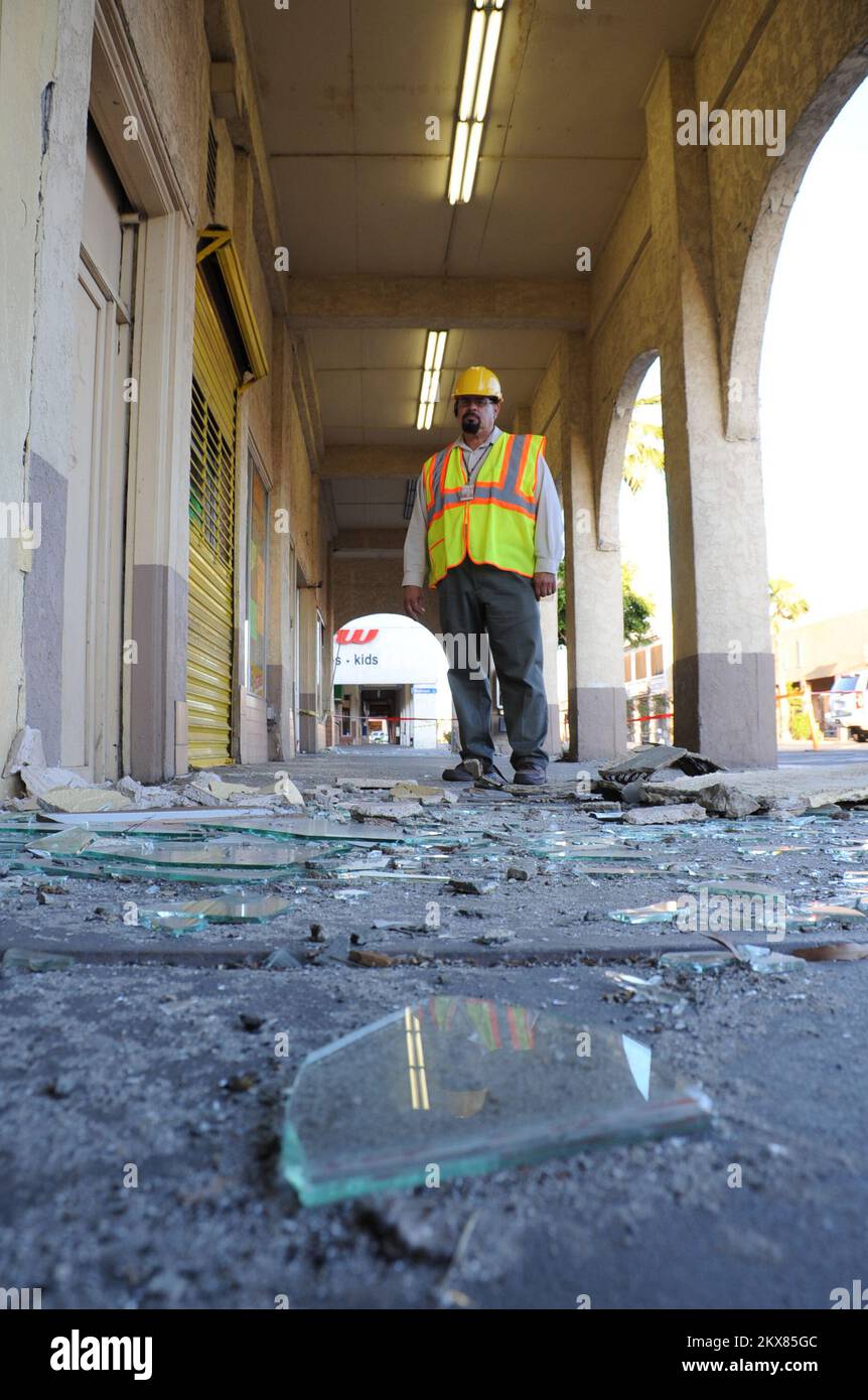 Earthquake damaged shops in hi-res stock photography and images - Alamy
