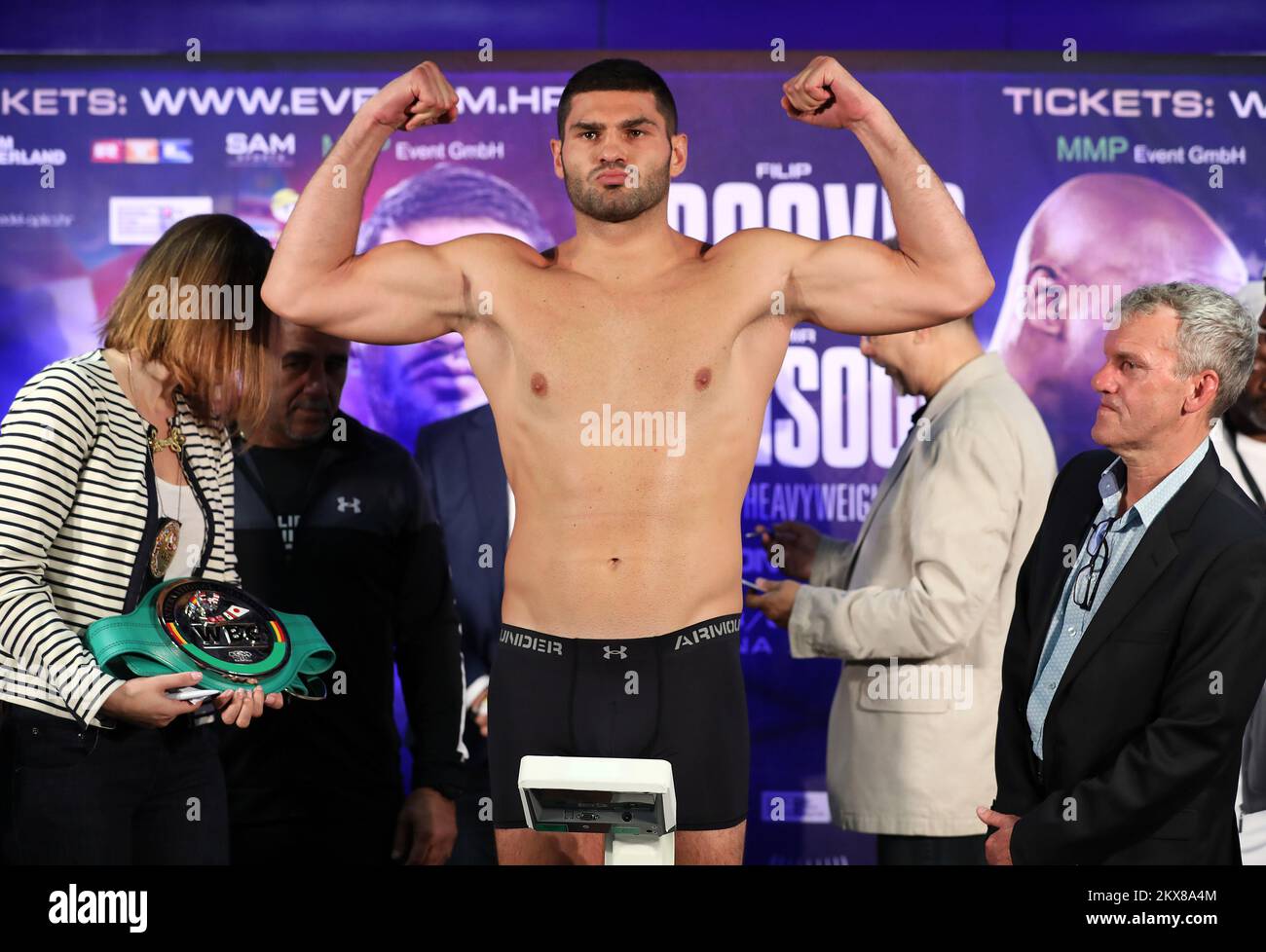 Heavyweight boxer weigh in hi-res stock photography and images - Alamy