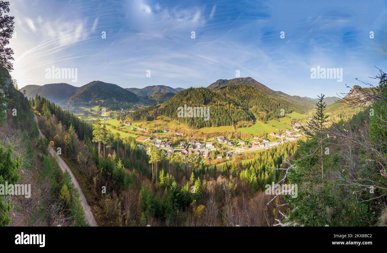 Schwarzau im Gebirge: village Schwarzau im Gebirge, mountain Obersberg ...