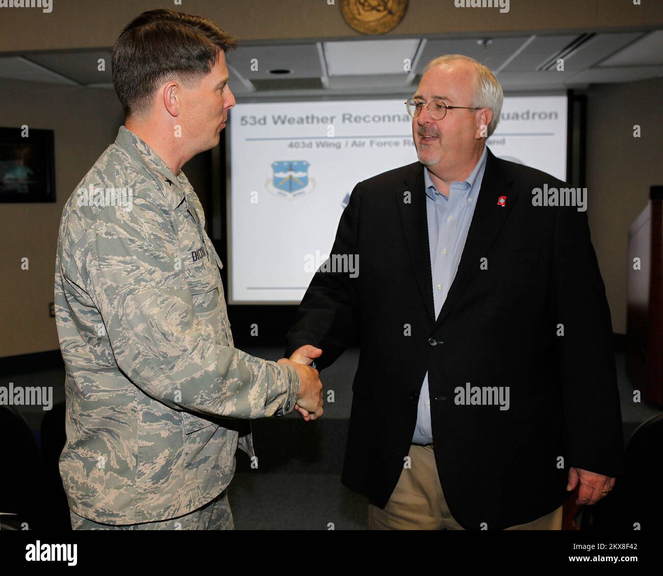 Biloxi, Miss. , April 29, 2010 Administrator Fugate speaks with General ...