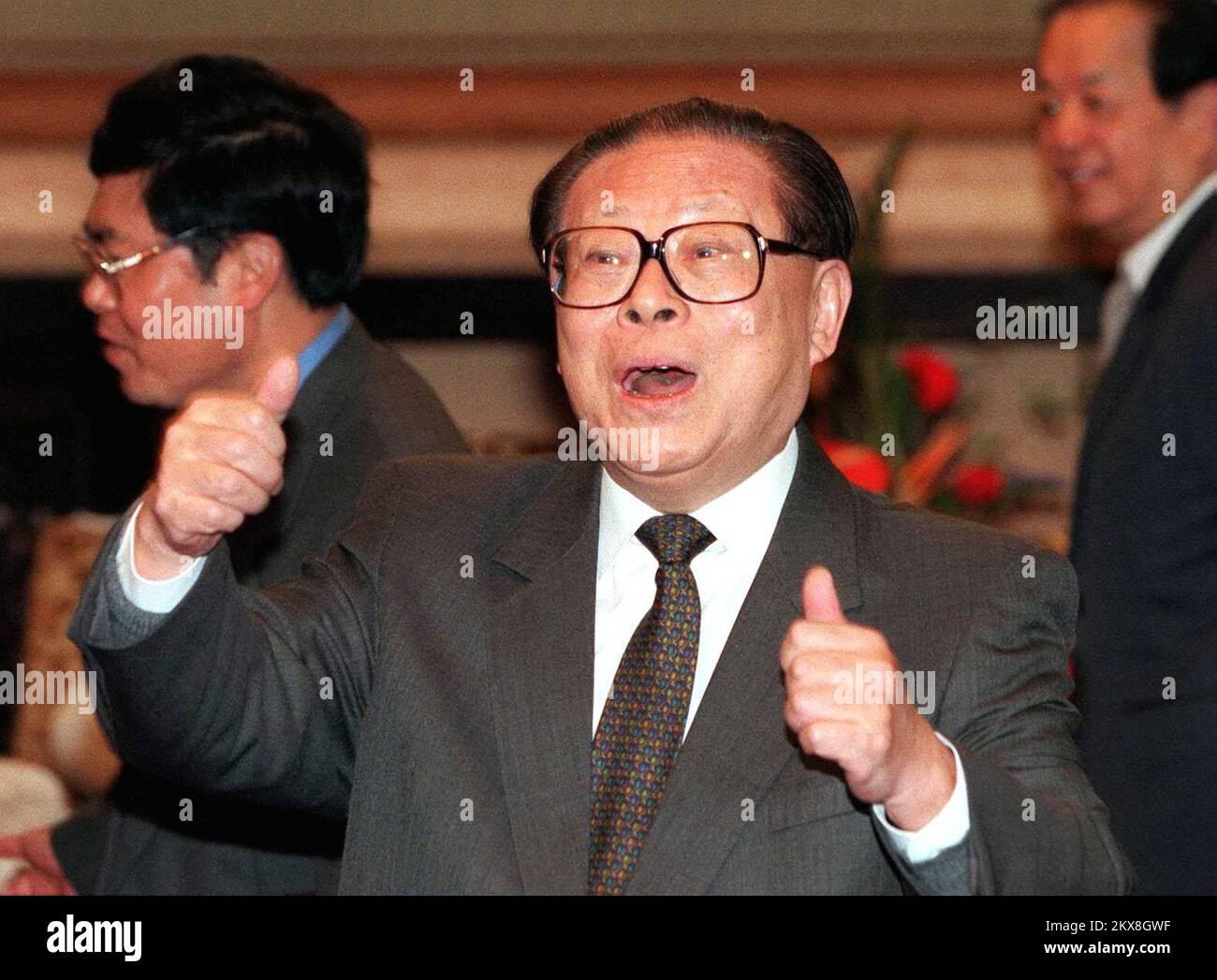 Jiang Zemin gives the thumbs-up to praise Tung Chee-hwa's achieement ...