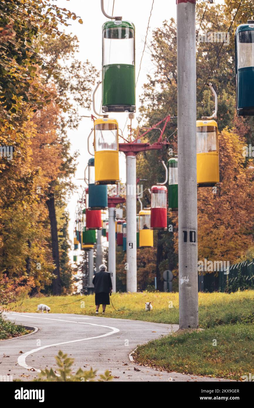 Cableway cabins hi-res stock photography and images - Alamy