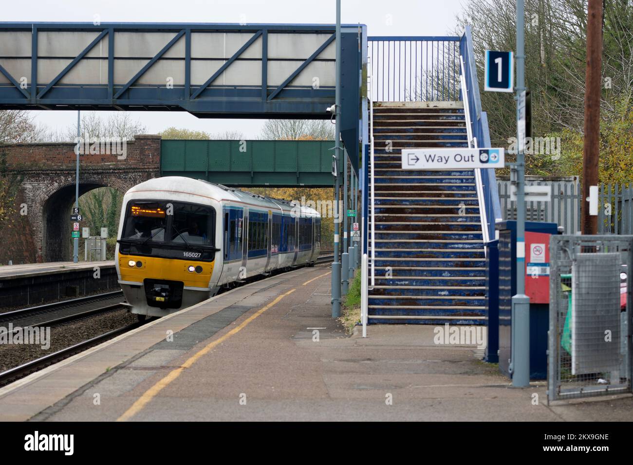 A Chiltern Railways class 165 diesel train at Hatton station ...