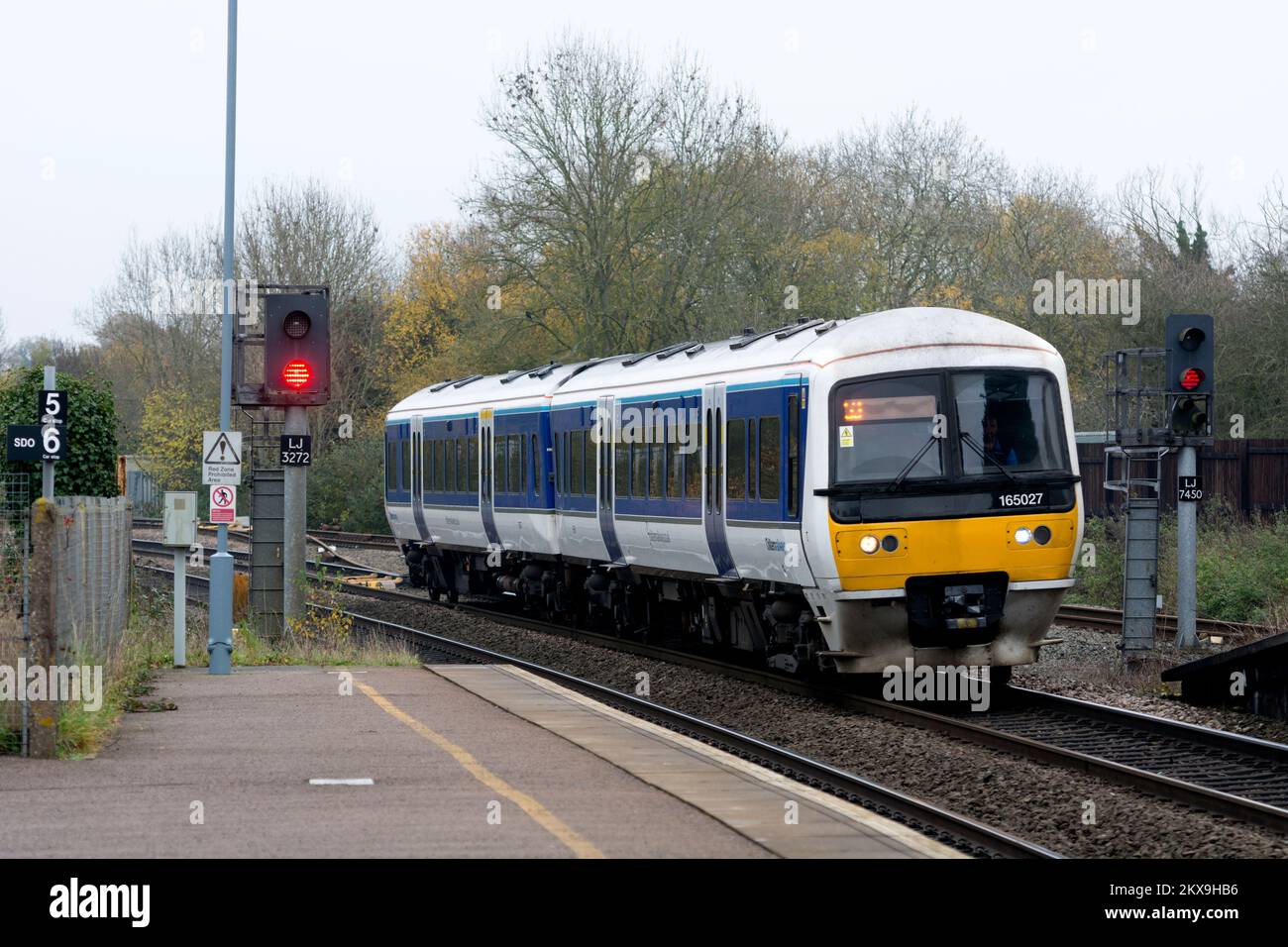 A Chiltern Railways class 165 diesel train approaching Hatton station ...