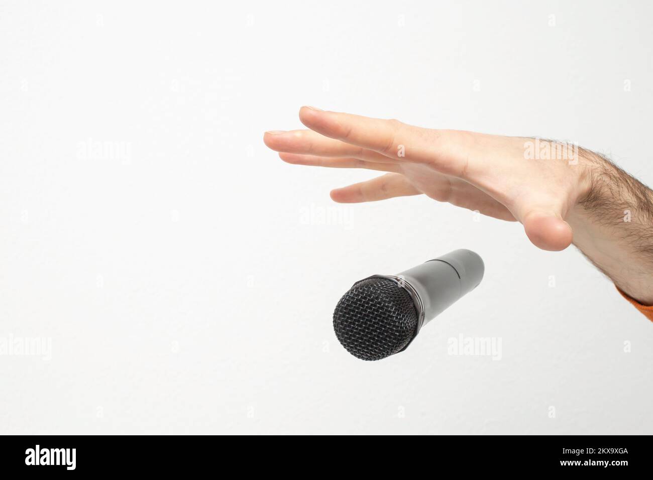 Dropping a microphone hi-res stock photography and images - Alamy
