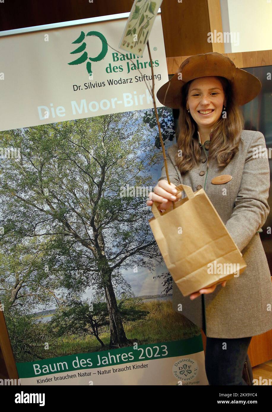 Berlin, Germany. 30th Nov, 2022. Johanna Werk, German Tree Queen, takes ...