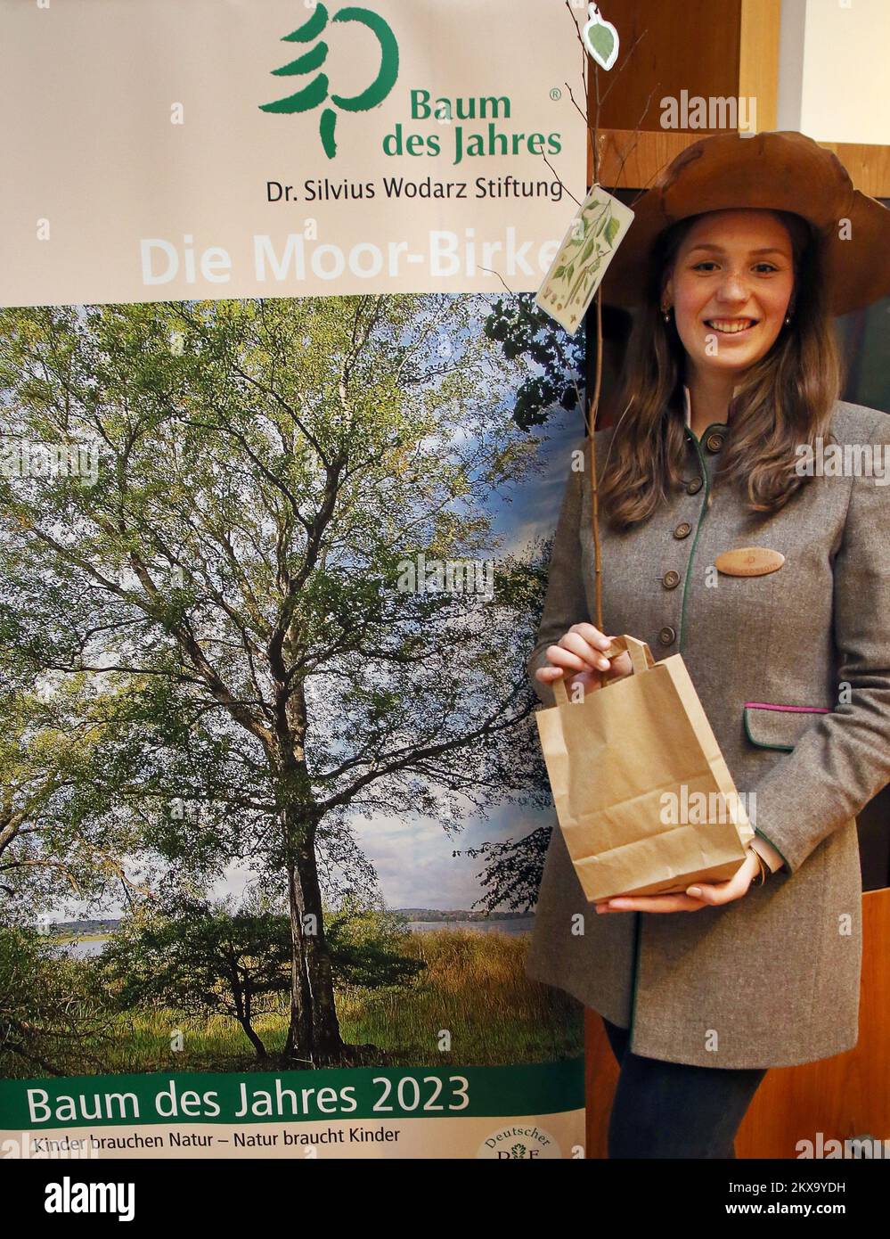Berlin, Germany. 30th Nov, 2022. Johanna Werk, German Tree Queen, takes ...