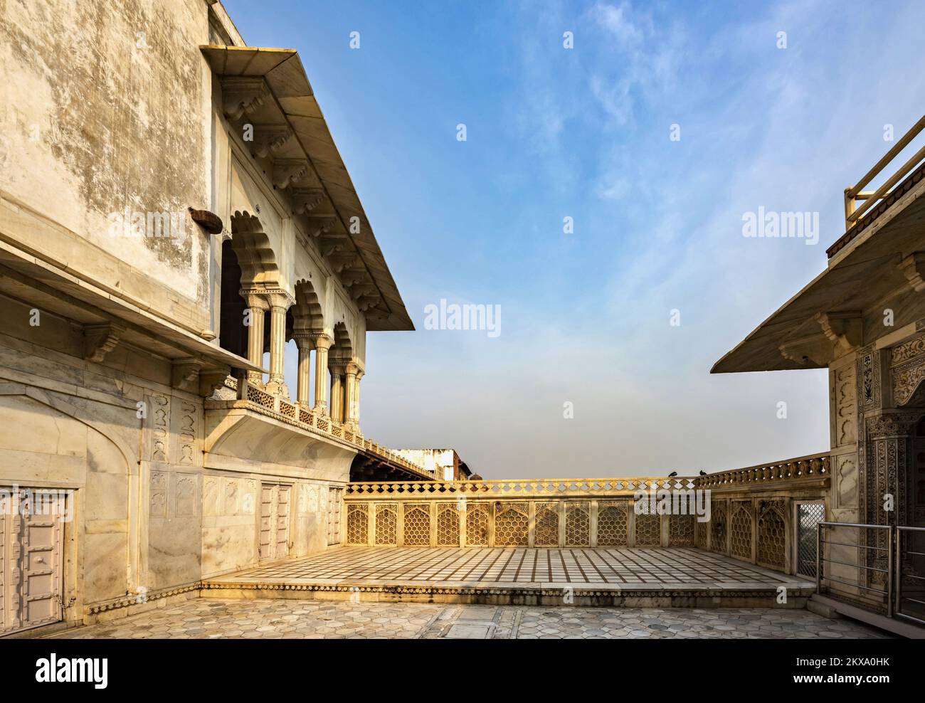Shadow of an arch at agra fort hi-res stock photography and images - Alamy