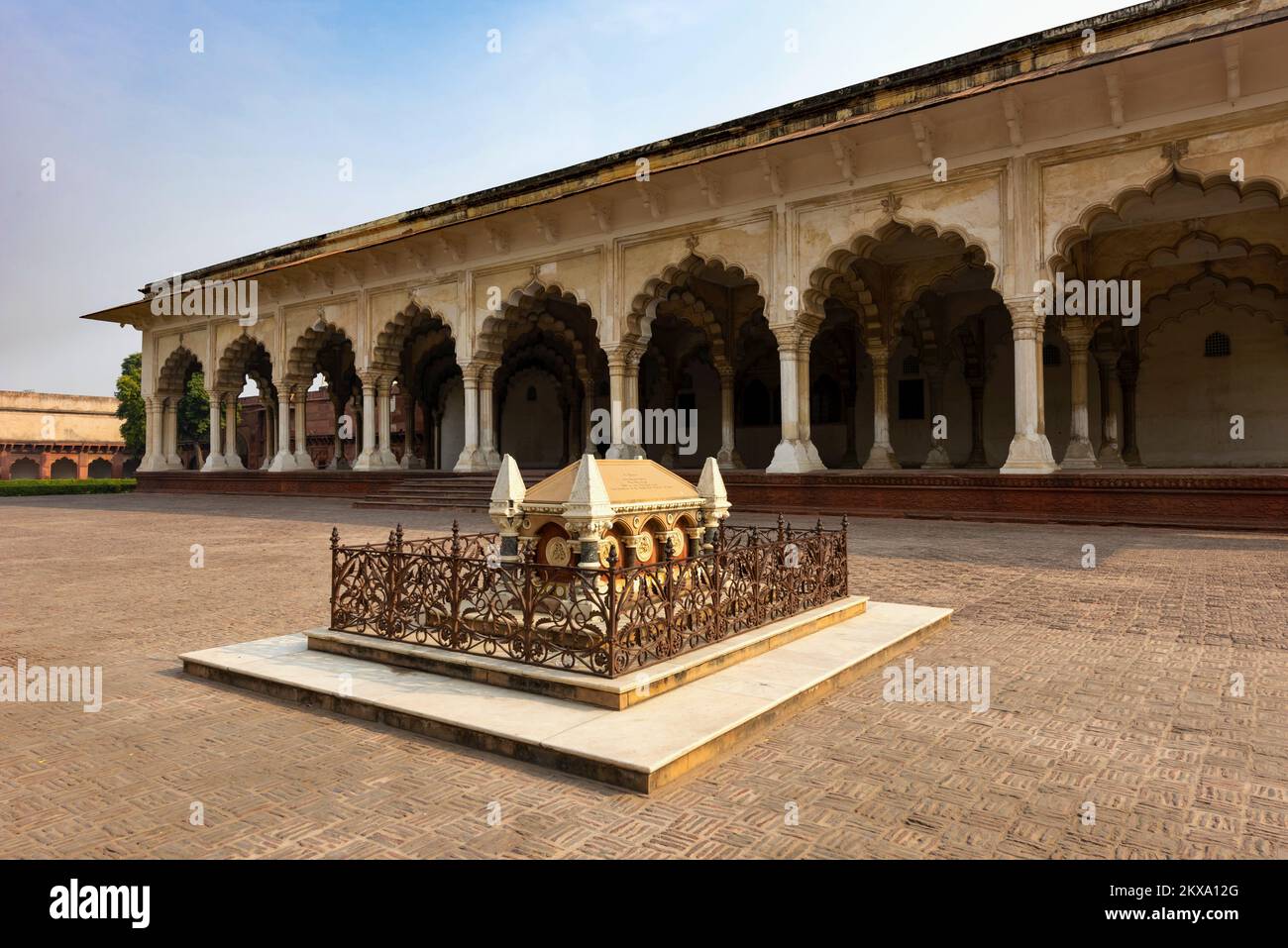 Agra india fort grave hi-res stock photography and images - Alamy