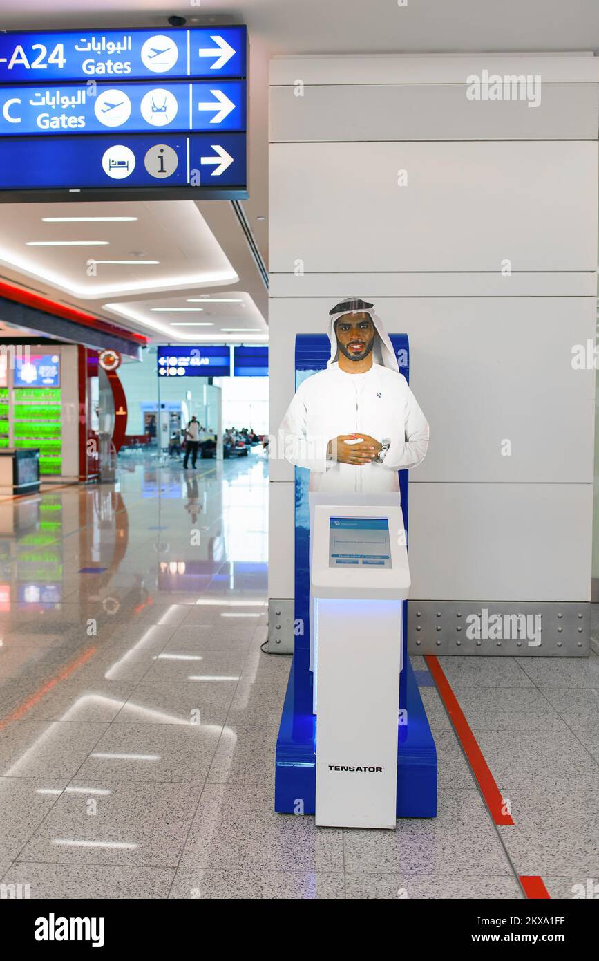 Emirates airline staff hi-res stock photography and images - Alamy