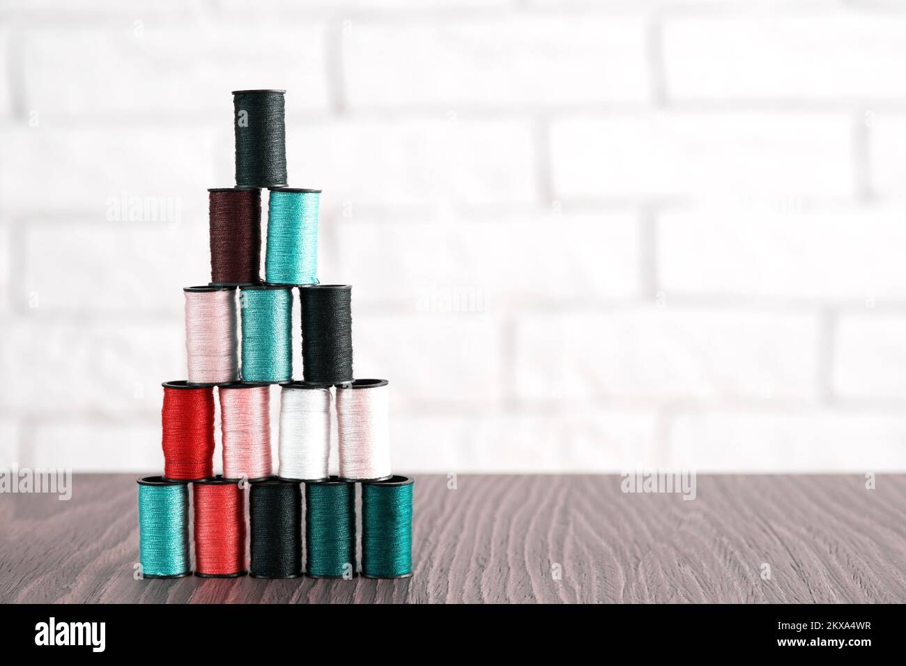 Thread sew hi-res stock photography and images - Alamy