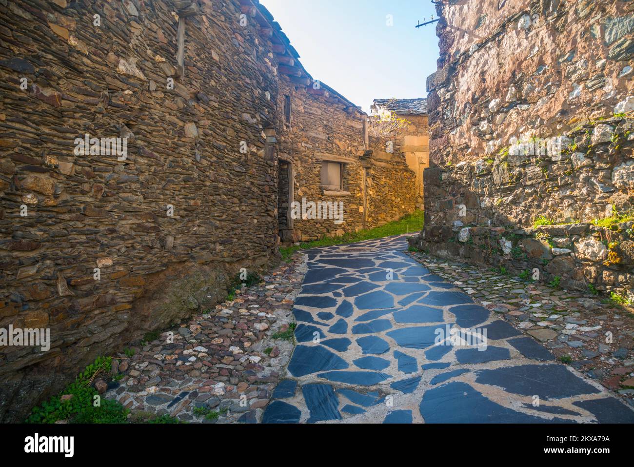 Pueblos negros y rojos hi-res stock photography and images - Alamy