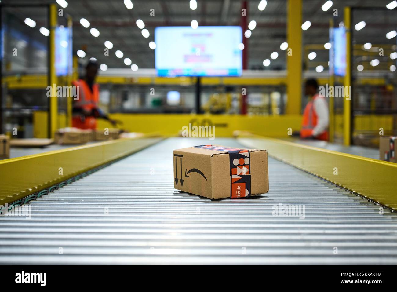 ROZENBURG - Packages on the conveyor belts of the Amazon delivery ...